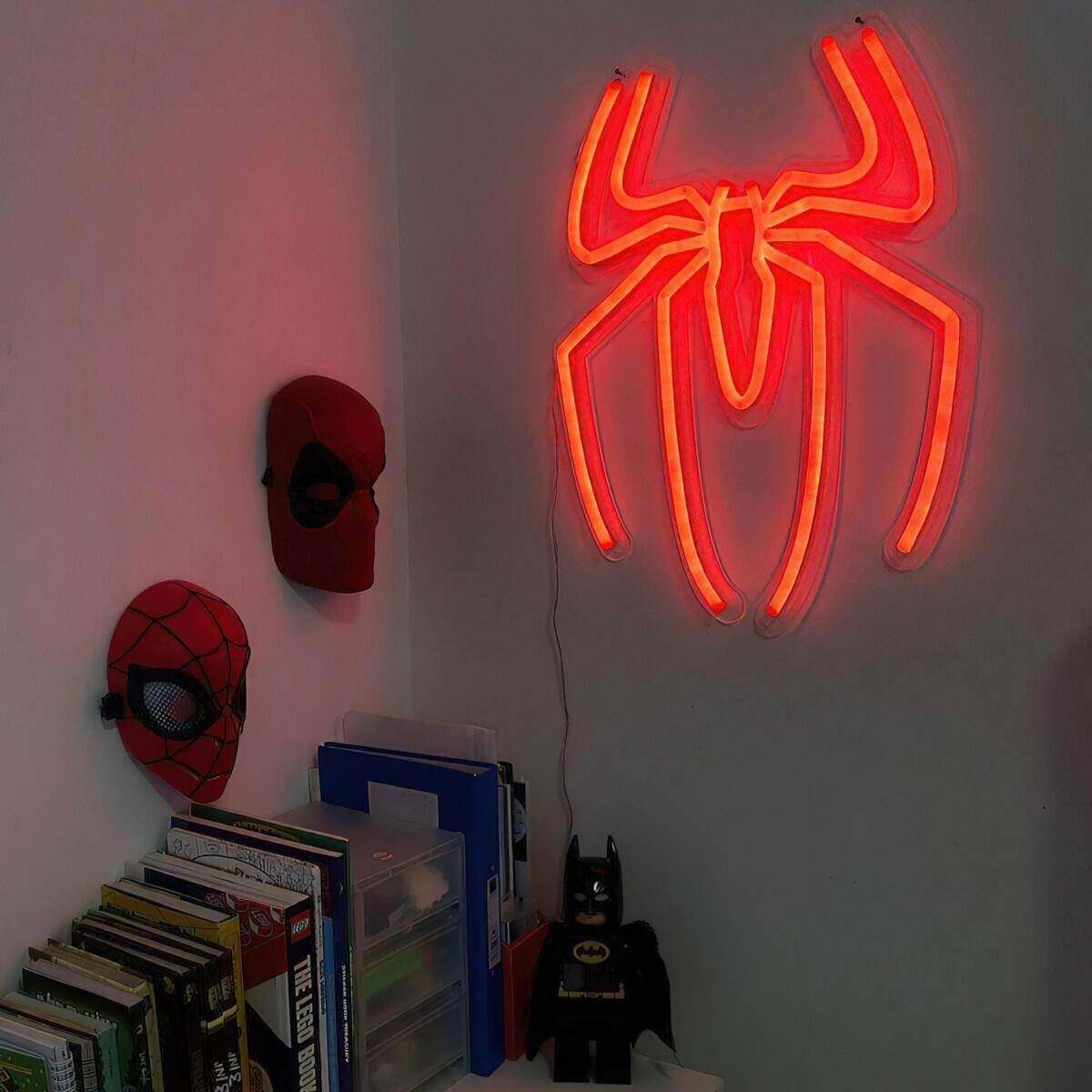 Néon LED Spiderman: Éclairez votre espace avec style.