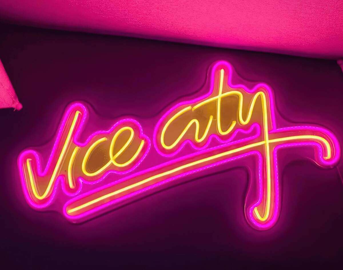 Enseigne lumineuse néon "VICE CITY GTA" : Plongez dans l'aventure.