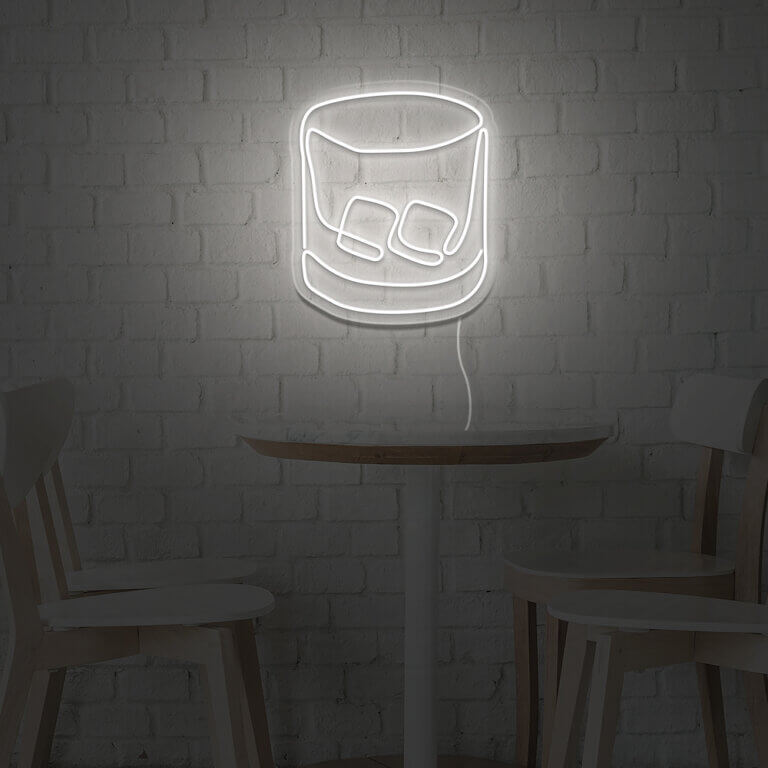 Néon LED verre à whisky : Ambiance sophistiquée assurée.